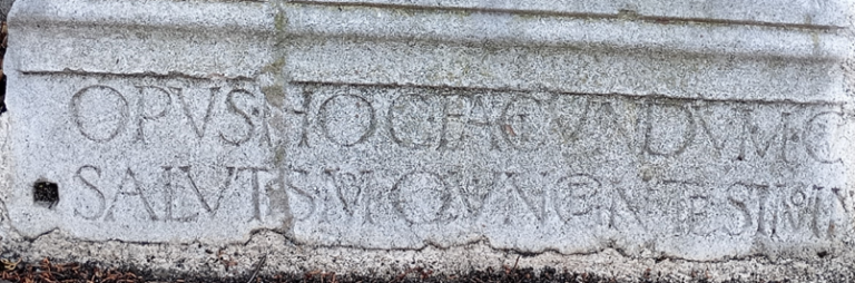Epigrafe romana sequestrata in una villa privata usata per delimitare ...