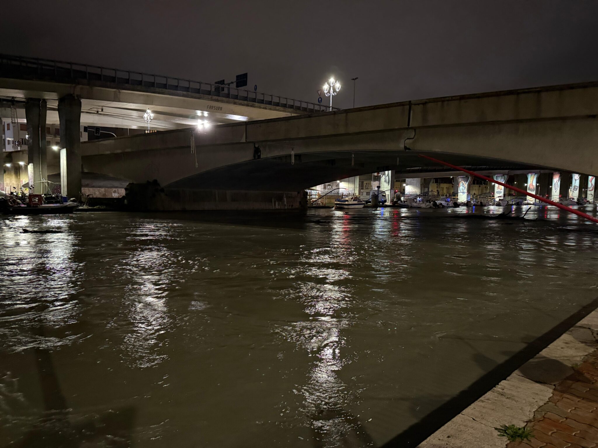 Allerta meteo a Pescara: nella notte il fiume rompe gli argini in due ...