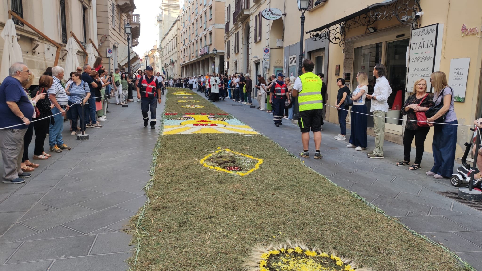 Chieti, l'Infiorata e il messaggio di pace di monsignor Forte - Abruzzo ...